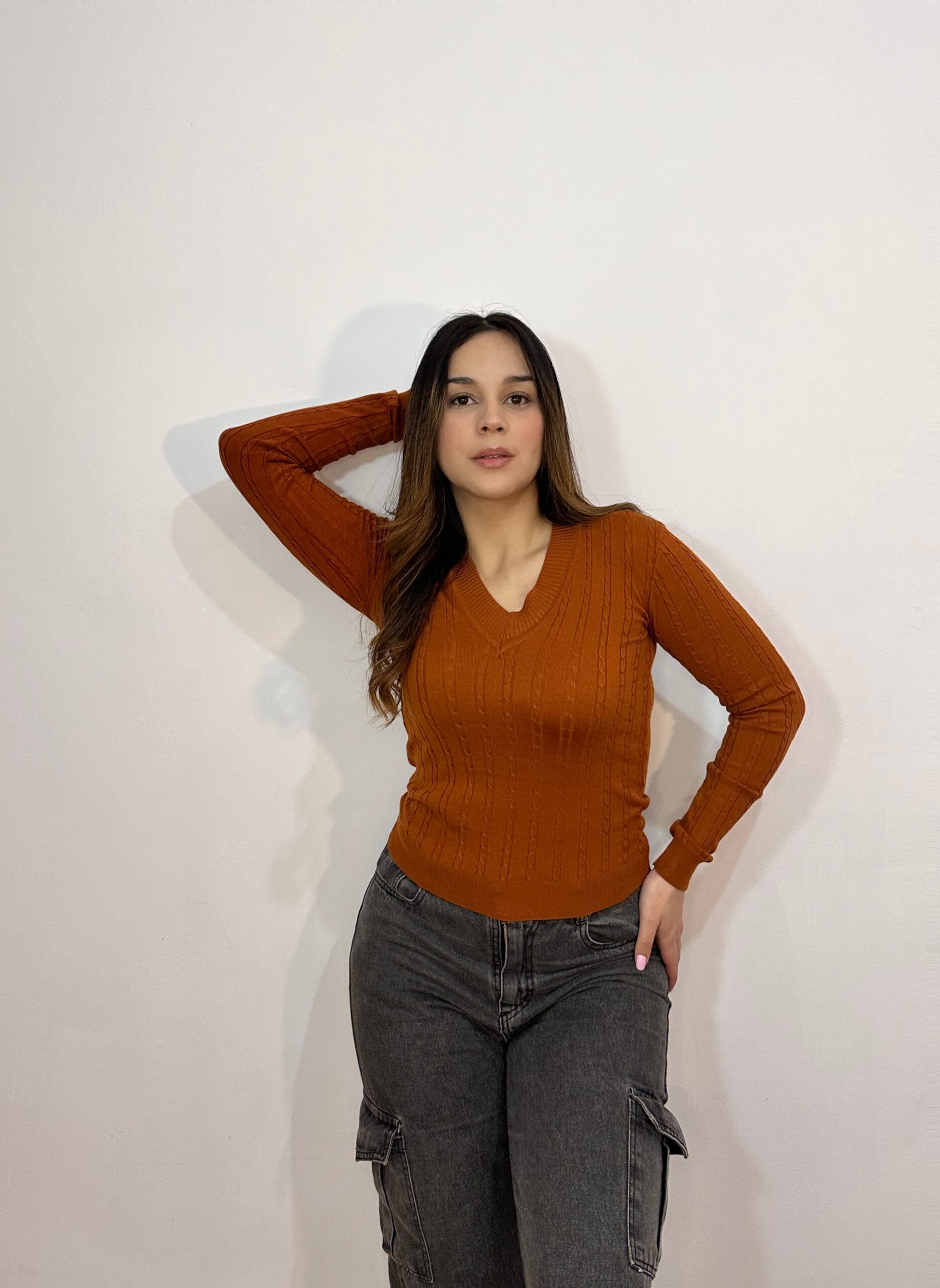 Sweater cuello en V con trenza – Bae Knits