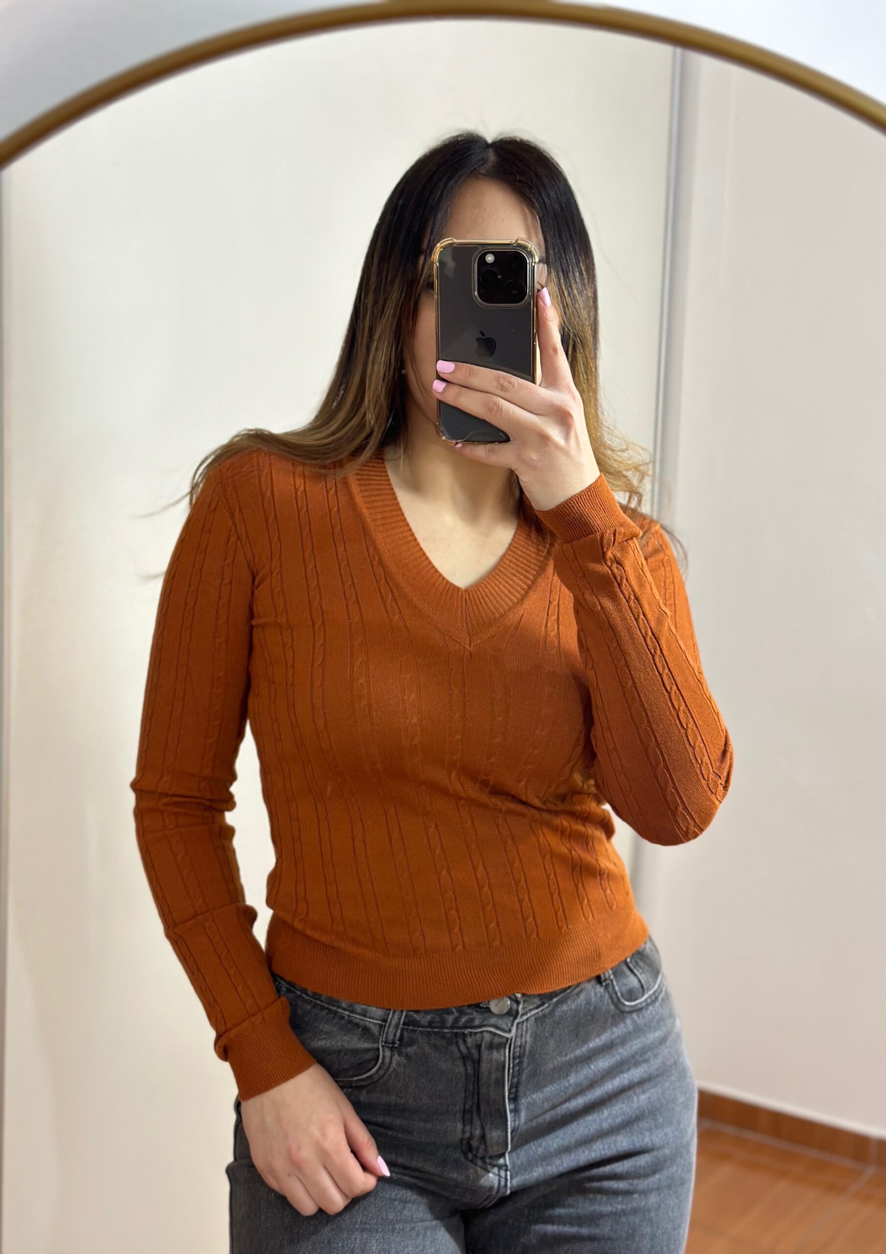 Sweater cuello en V con trenza – Bae Knits